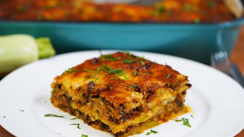 Lasagna de casă cu dovlecei și sos de carne – rețetă delicioasă