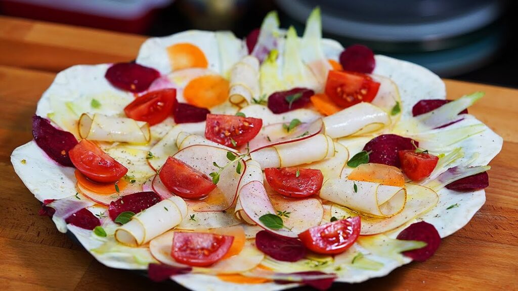 Salată aperitiv carpaccio de legume și fructe – rețetă simplă și gustoasă