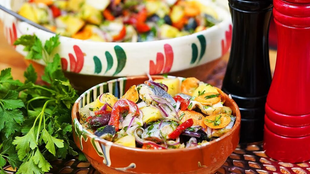 Salată cu cartofi și pește marinat – rețetă tradițională și simplă
